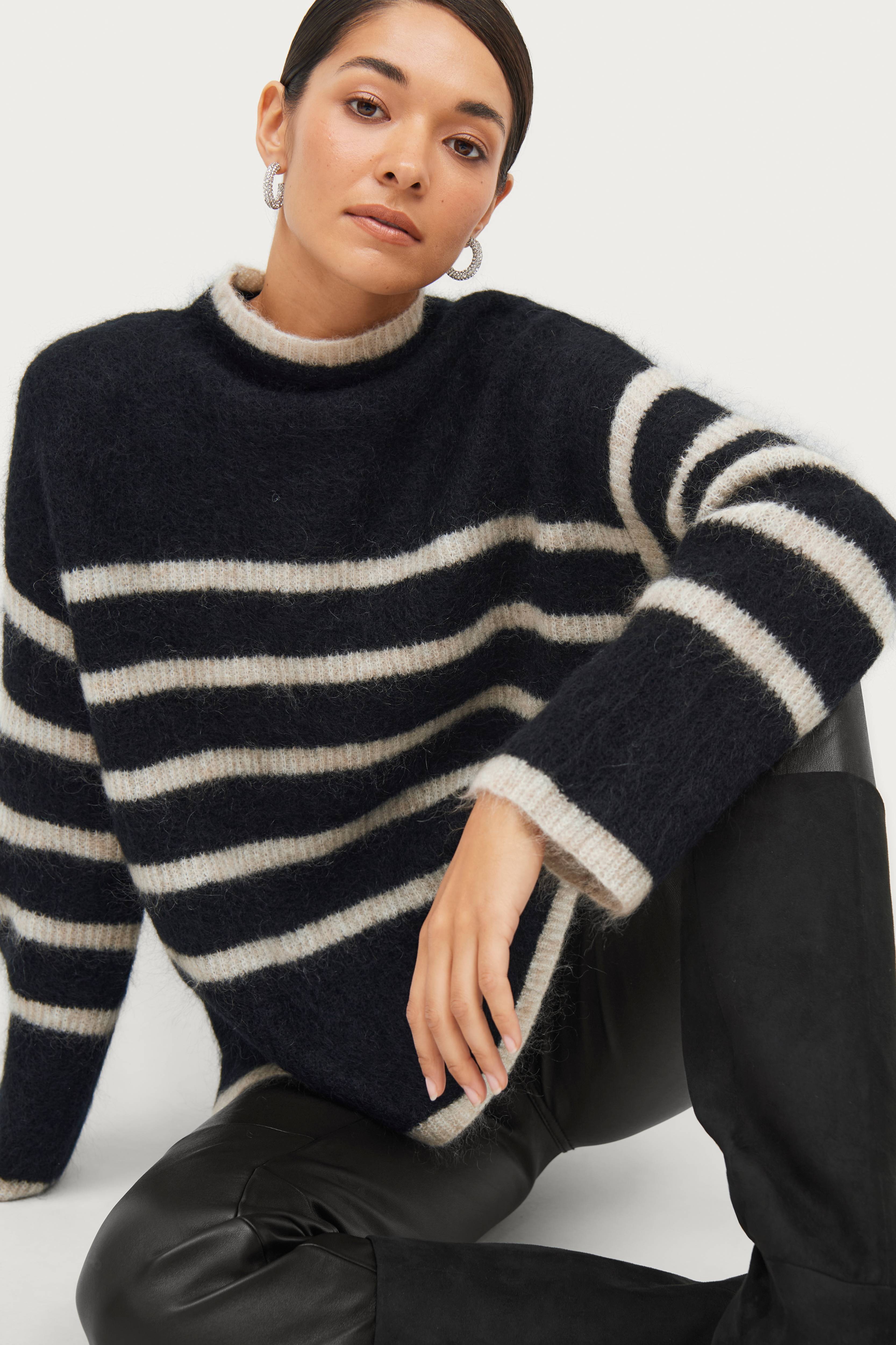 Second Female Tröja Ovalis Knit T-neck - Svart - Stickade tröjor | Ellos.se