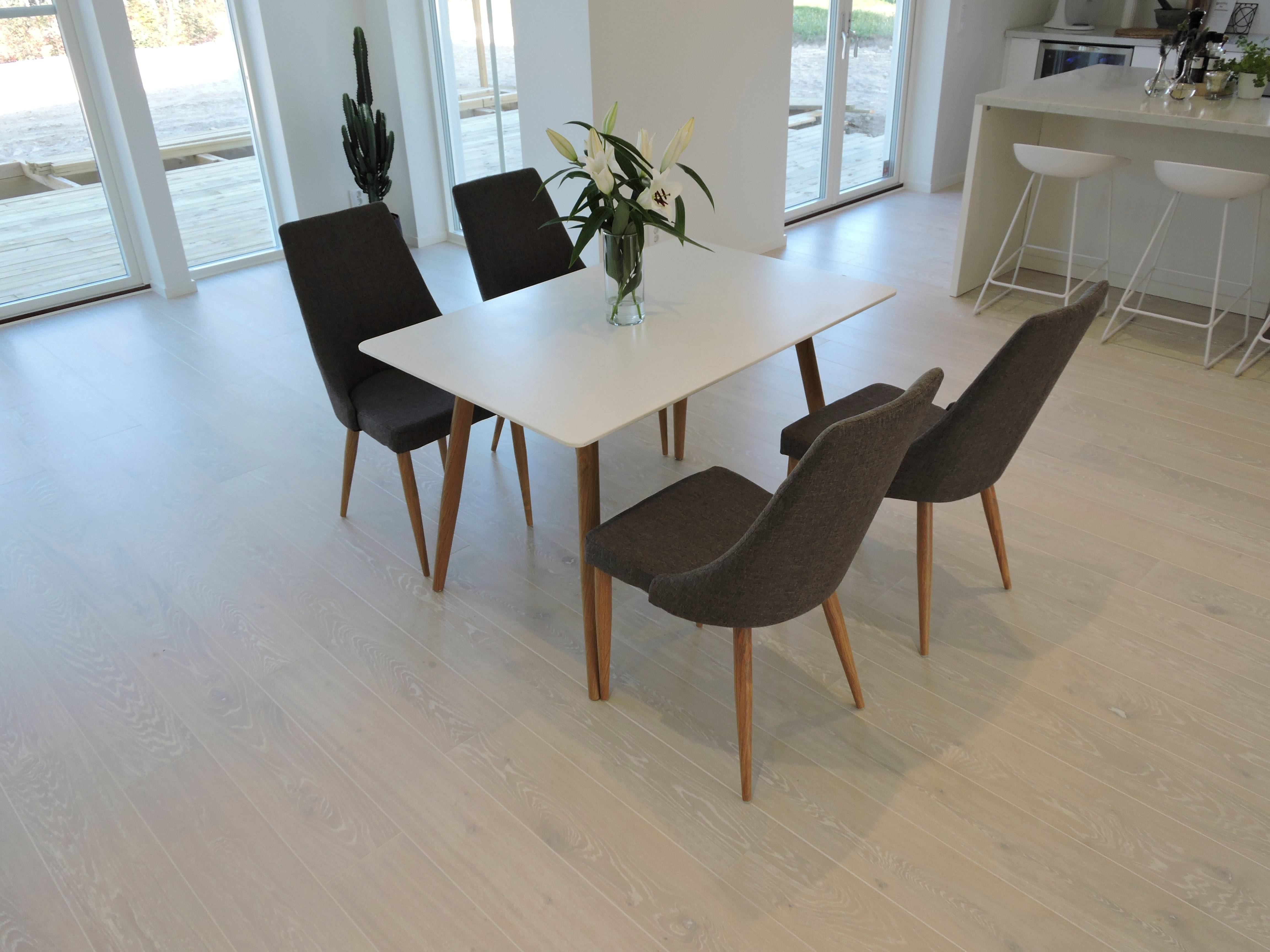 Penally Bord 120cm + Linnea stol / Ek (4-pack) - Vit - Möbler | Homeroom